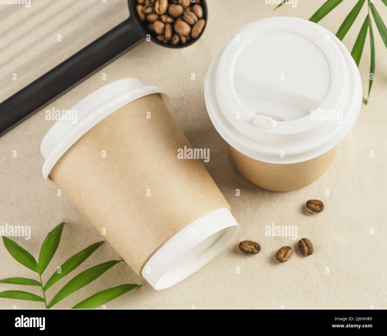 Café à emporter. Deux tasses en carton écologiques jetables avec grains ...