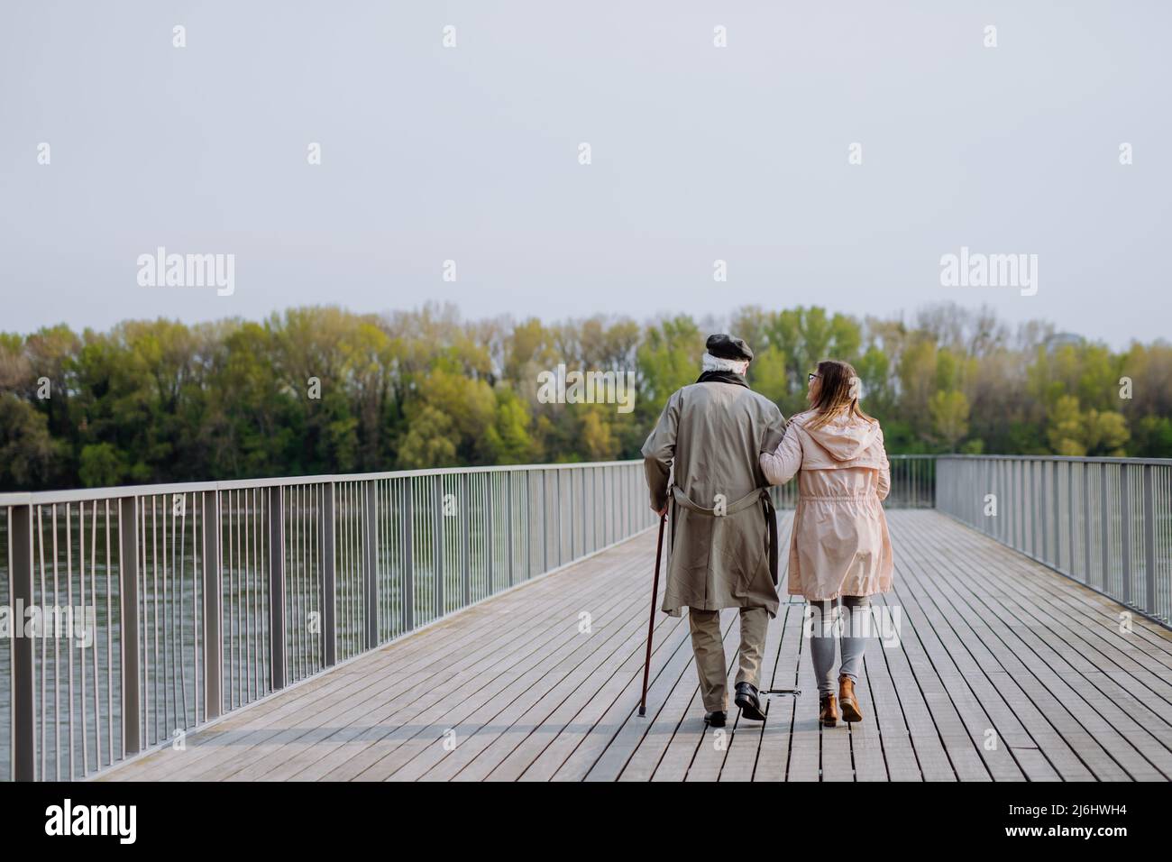 Aide seniors Banque de photographies et d’images à haute résolution - Alamy