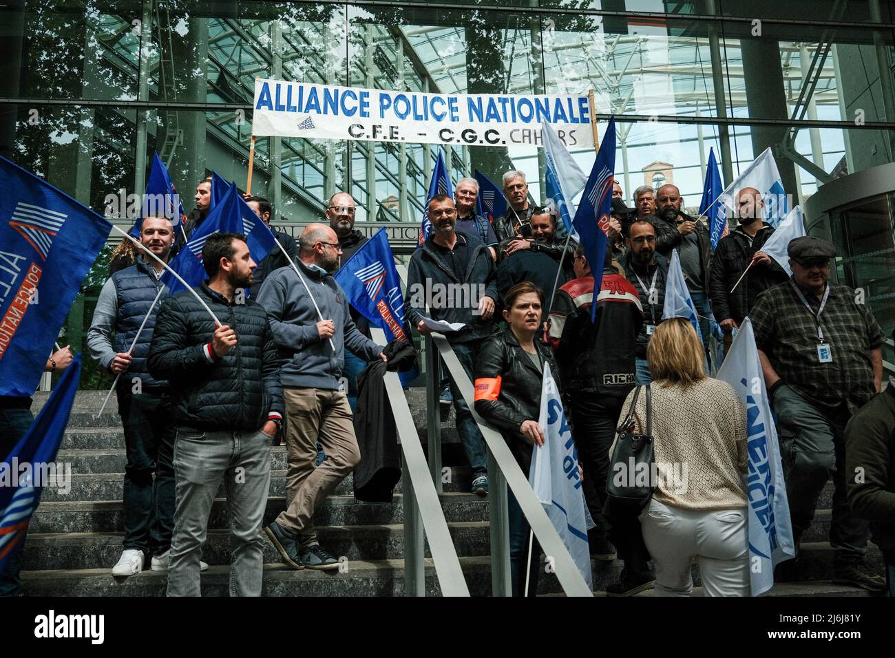 Les syndicats de police de l'Alliance et de la police de l'Unsa ont appelé à des rassemblements ...