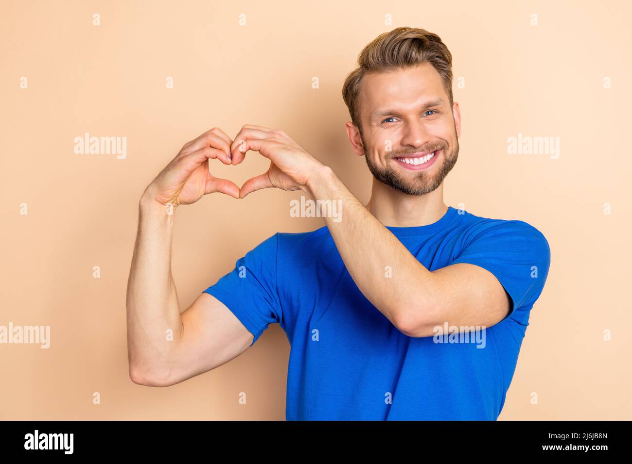 Portrait de la personne amicale gaie mains les doigts montrent le ...
