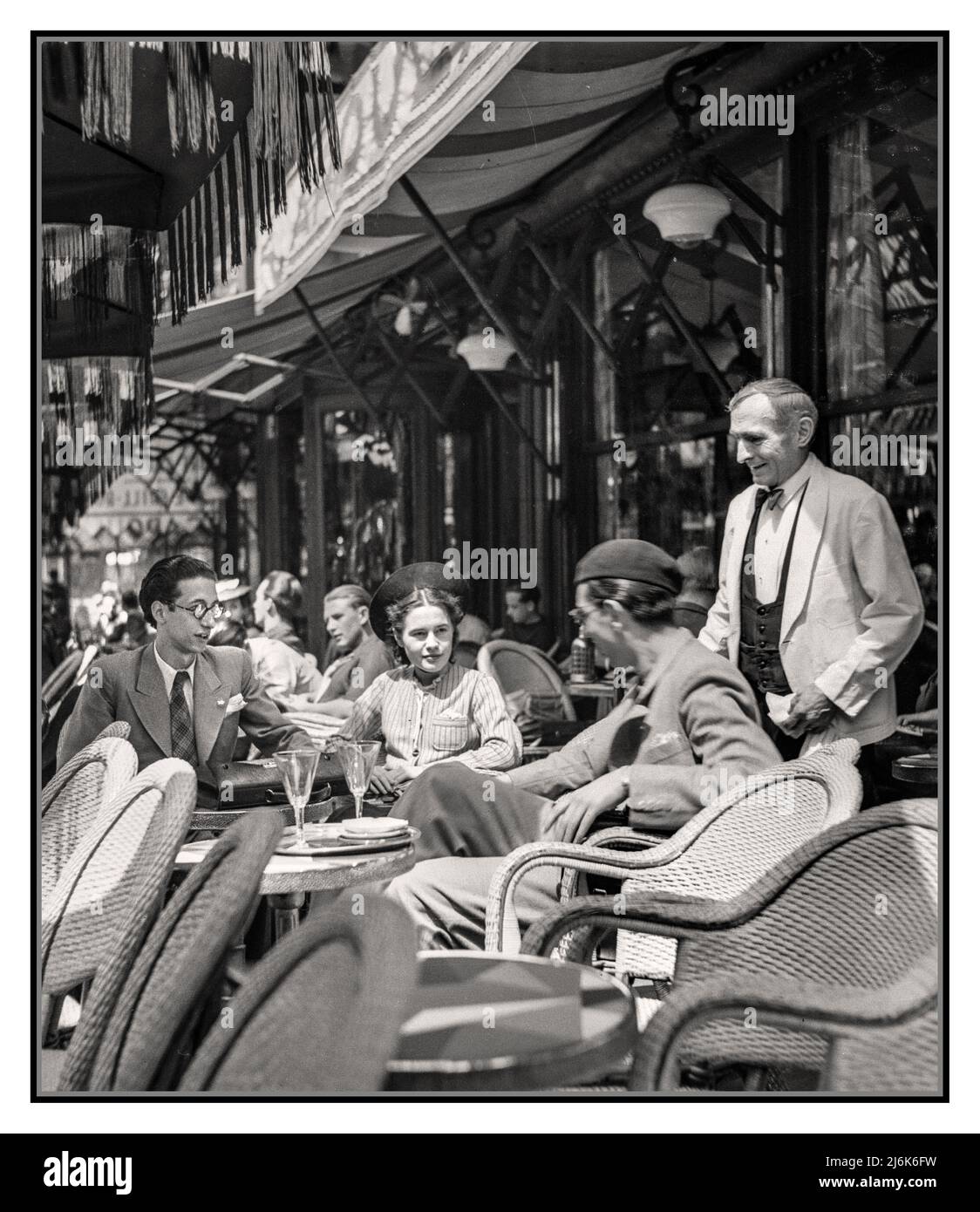 PARIS CAFÉ RETRO 1940s après WW2 la liberté de guerre optimisme avec ...