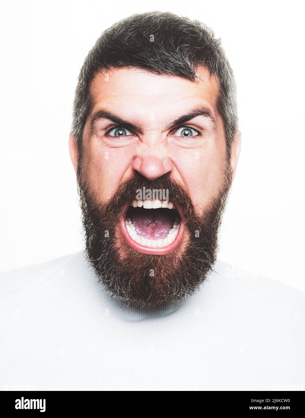 Un homme en colère agacé. Hurlez l'expression du visage stressante ...