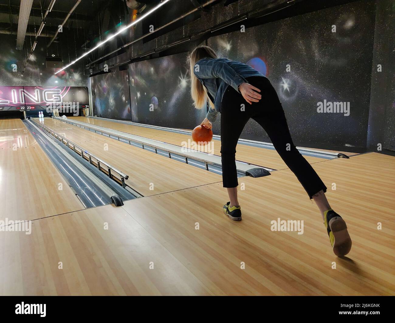 Femme au bowling Banque de photographies et d’images à haute résolution ...