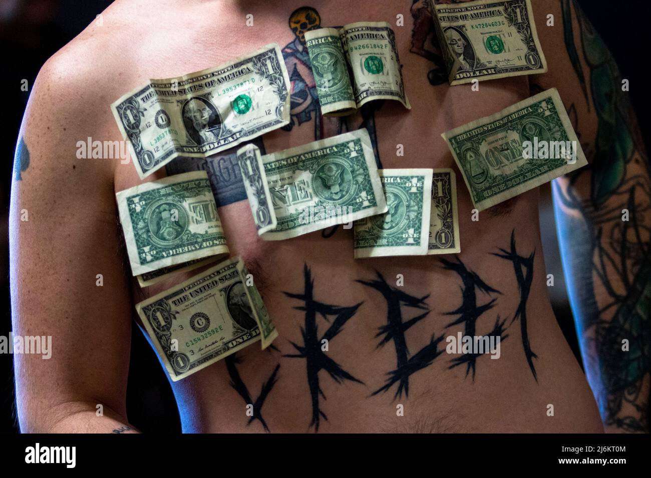 Reno, USA - 1 mai 2022, Wodini Driftwood avec des billets d'un dollar ...