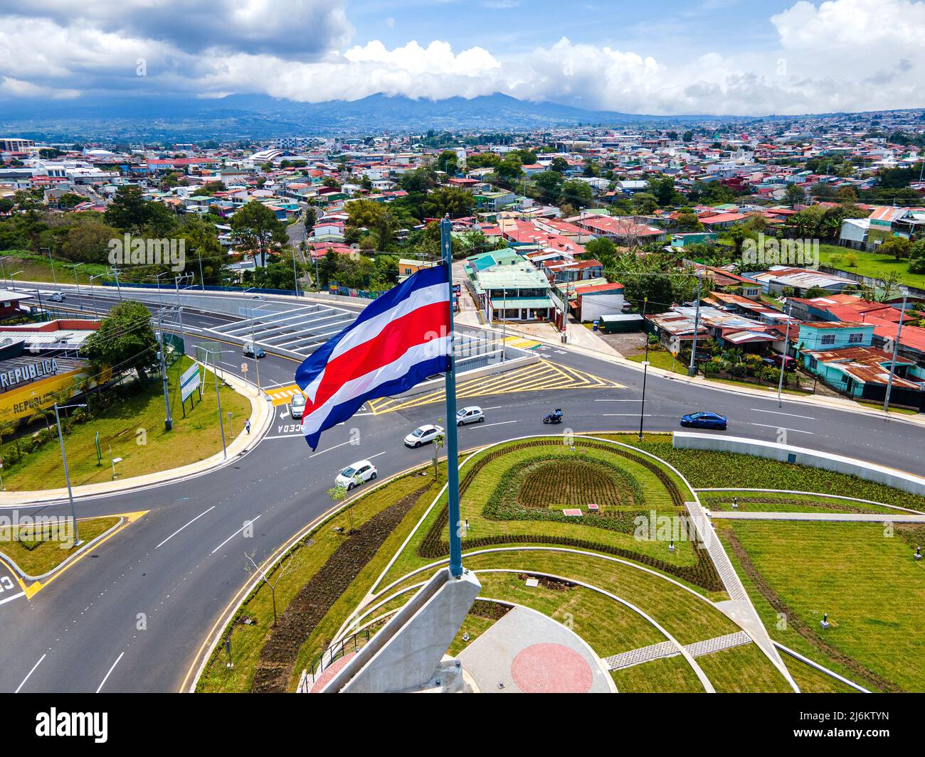 Belle image cinématographique aérienne du nouveau rond-point du drapeau ...