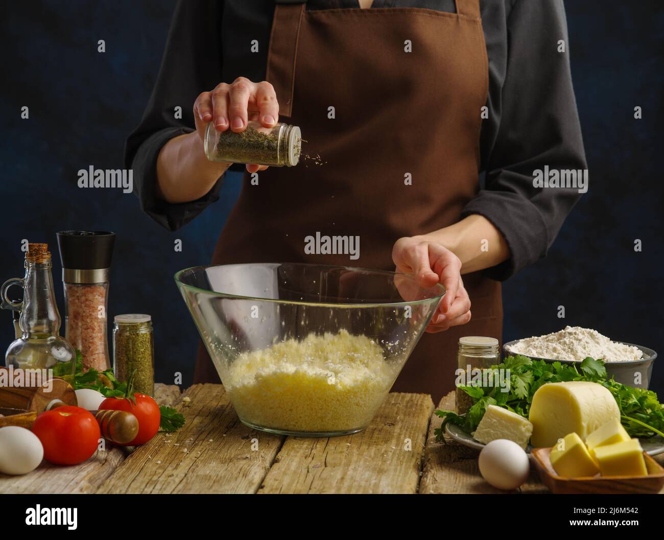 Un chef coupe un morceau de fromage Banque de photographies et d’images ...