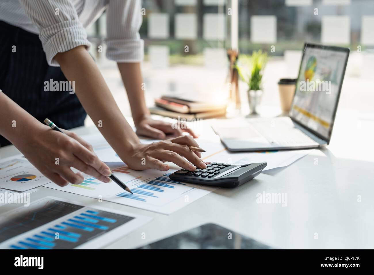 Gros plan comptable comptable femme comptable travaillant sur la ...
