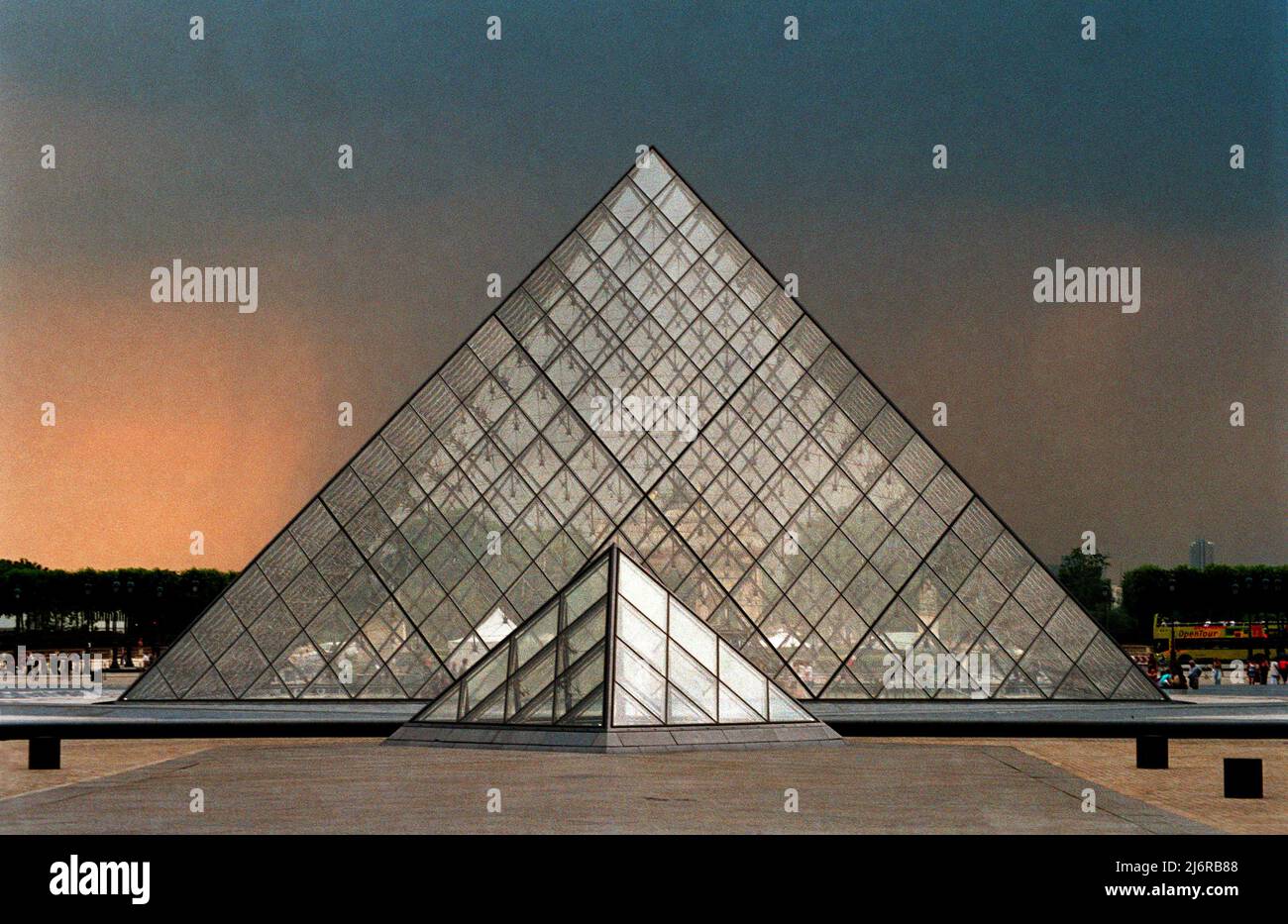 Louvre avant pyramide Banque de photographies et d’images à haute ...