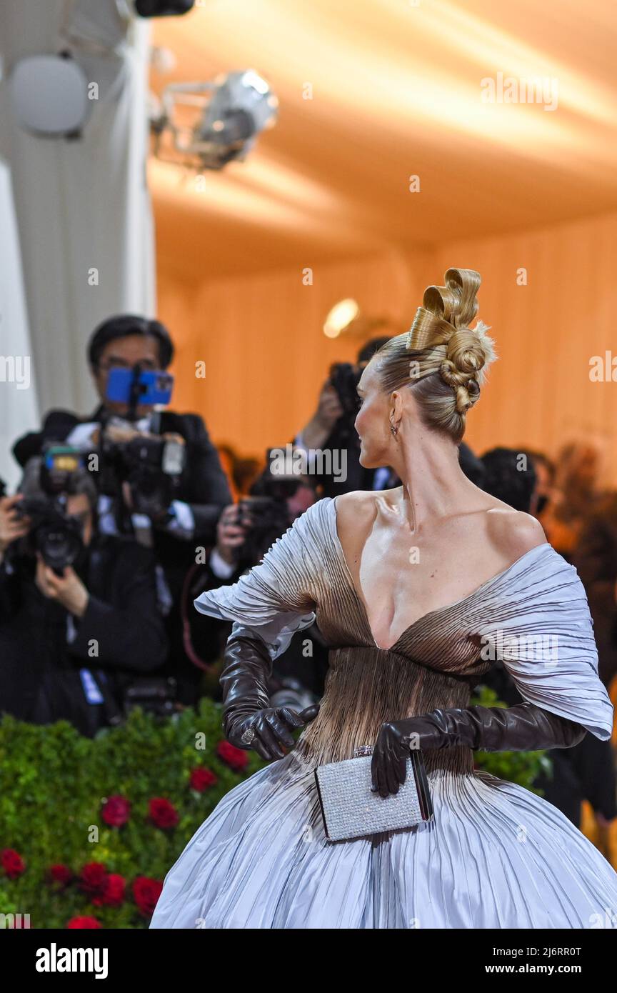 New York, NY, le 2 mai 2022. Caroline Trentini marchant sur le tapis ...