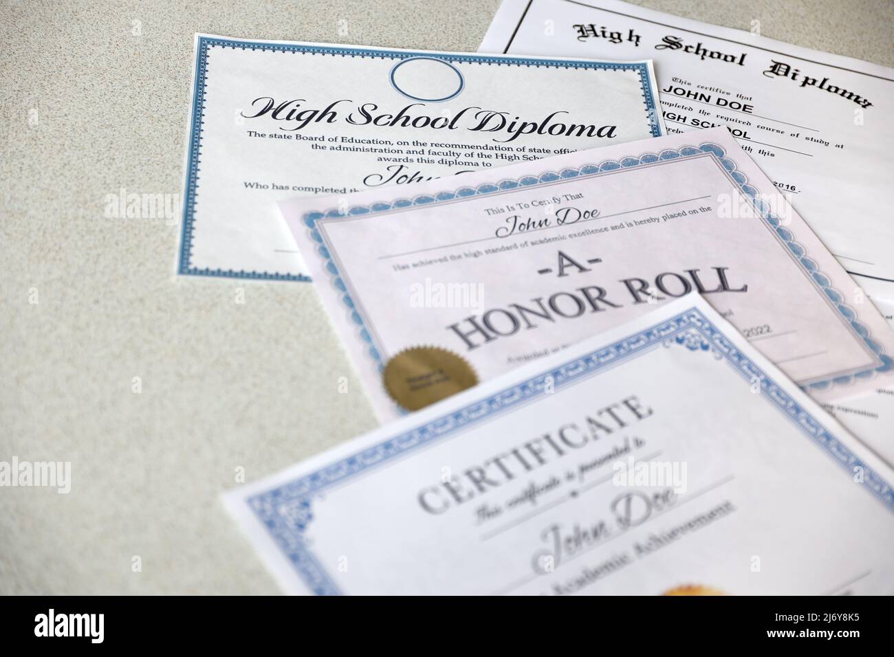 Une reconnaissance du rôle d'honneur, un certificat de réussite et un diplôme d'études ...