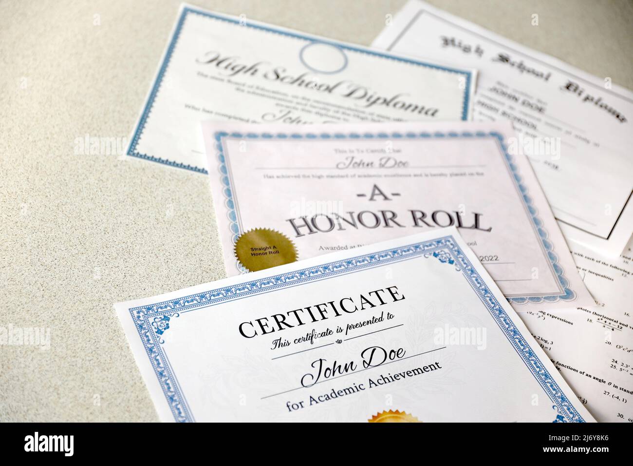 Une reconnaissance du rôle d'honneur, un certificat de réussite et un diplôme d'études ...