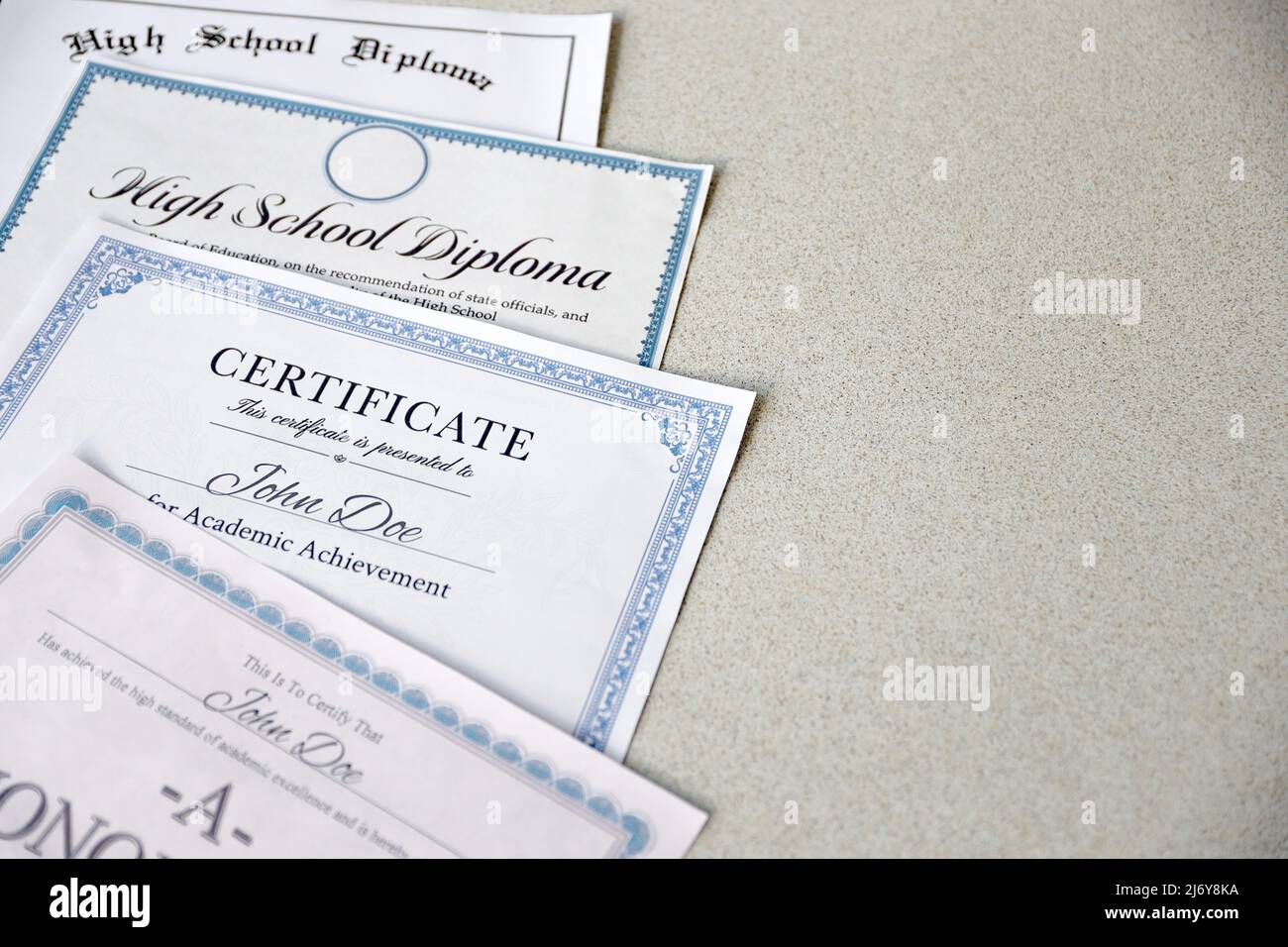 Une reconnaissance du rôle d'honneur, un certificat de réussite et un diplôme d'études ...