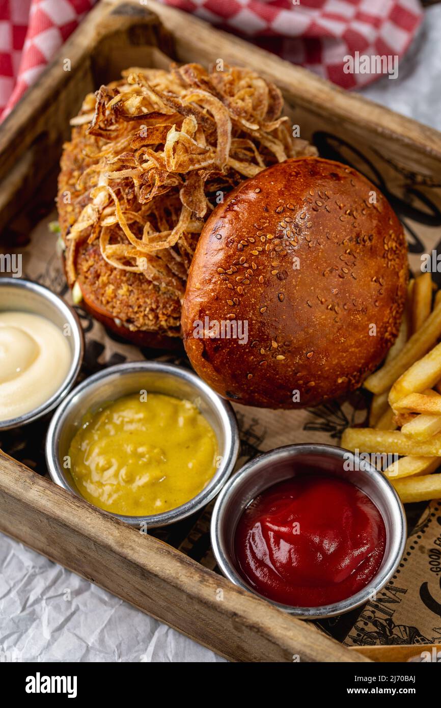 Poulet Frit Et Frites Au Fromage Banque De Photographies Et Dimages à