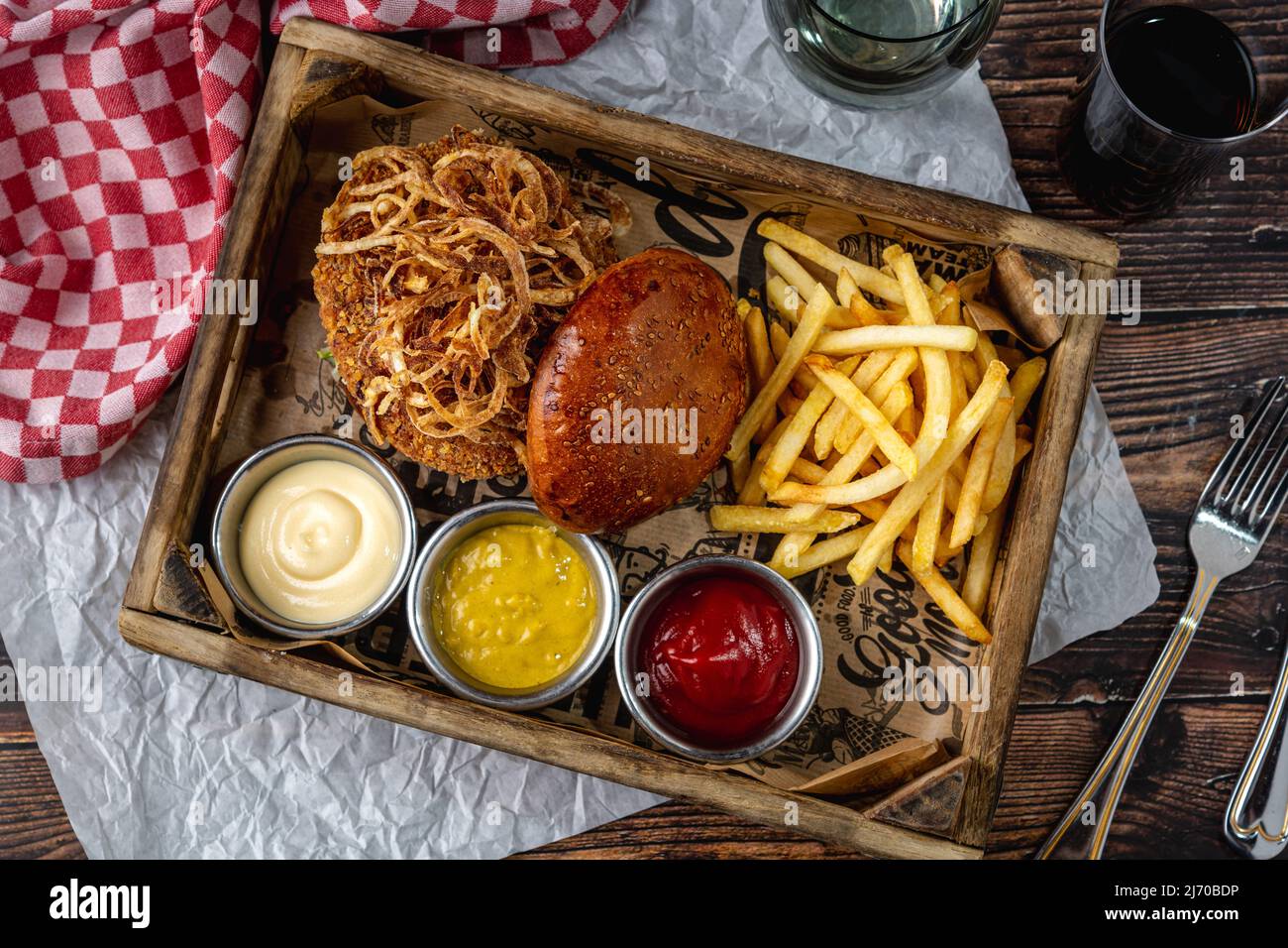 Poulet Frit Et Frites Au Fromage Banque De Photographies Et Dimages à