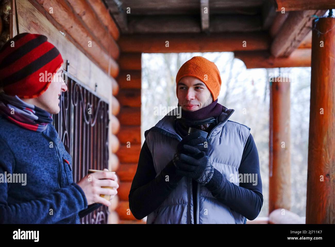 Deux gars bavarder après le ski. Ils se tiennent sur le balcon d'une ...