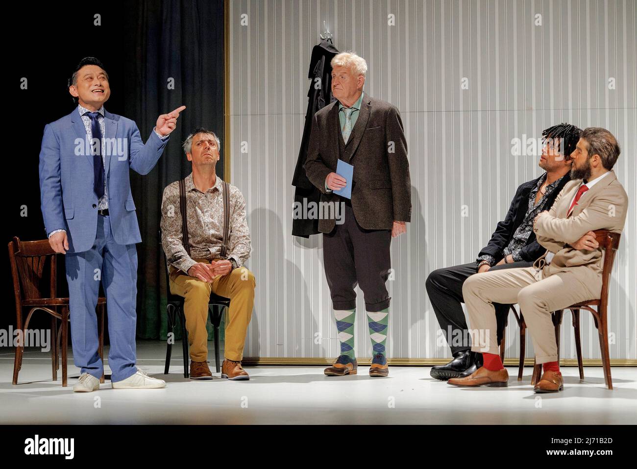 04 mai 2022, Berlin: Maverick Quek (l) dans le rôle de Chao Ling et ...