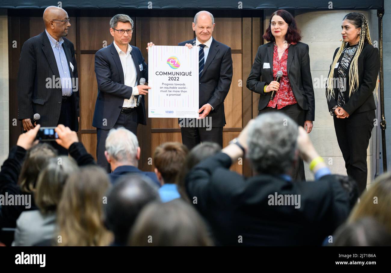 05 mai 2022, Berlin: Dereje Alemayehu (l-r, Alliance mondiale pour la justice fiscale), Mathias ...