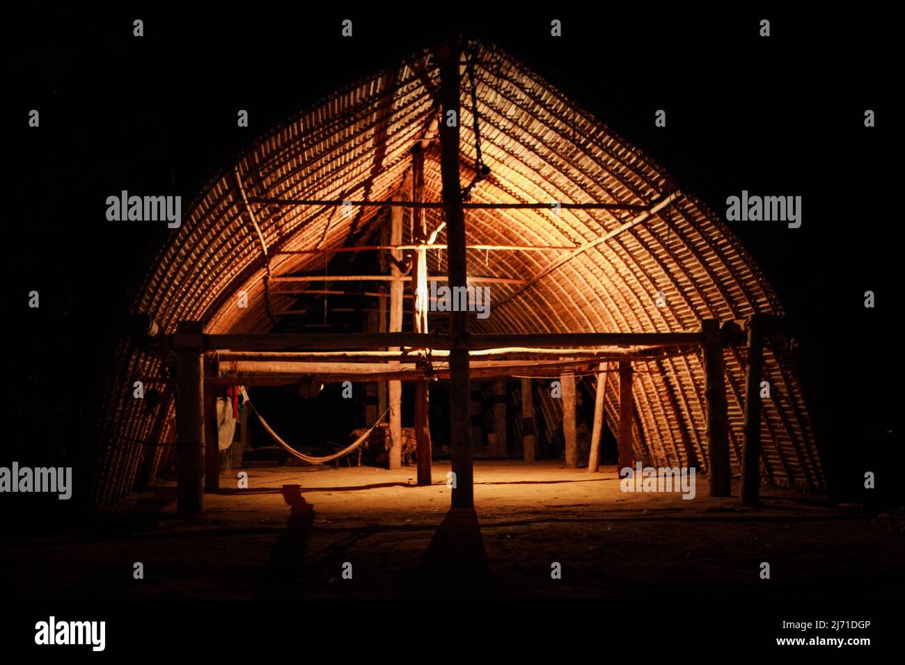 Structure de logement traditionnelle de la tribu Asurini de Baixo ...