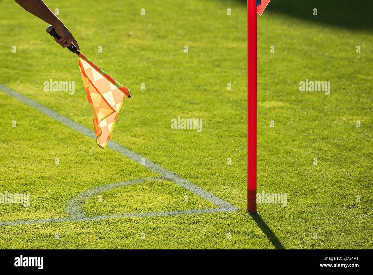 La main de l'arbitre de football avec le drapeau montre le coin du ...