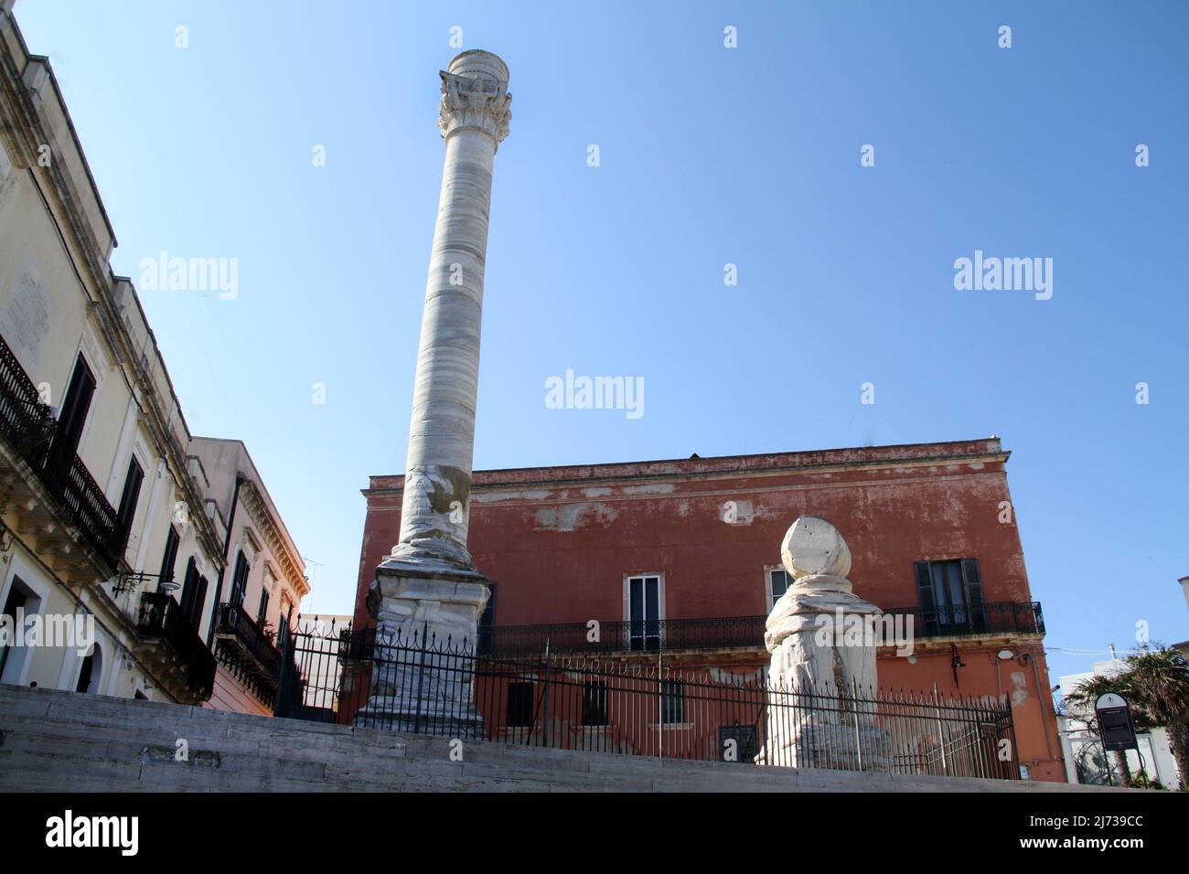 Monument de brindisi en italie Banque de photographies et d’images à ...