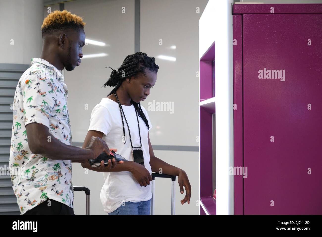 Femme achat billet machine automatique station Banque de photographies ...