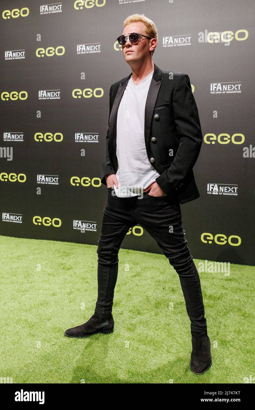 05 mai 2022, Berlin: Leon Löwentraut, artiste, sur le tapis rouge avant ...