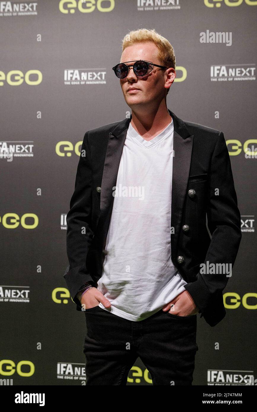 05 mai 2022, Berlin: Leon Löwentraut, artiste, sur le tapis rouge avant ...