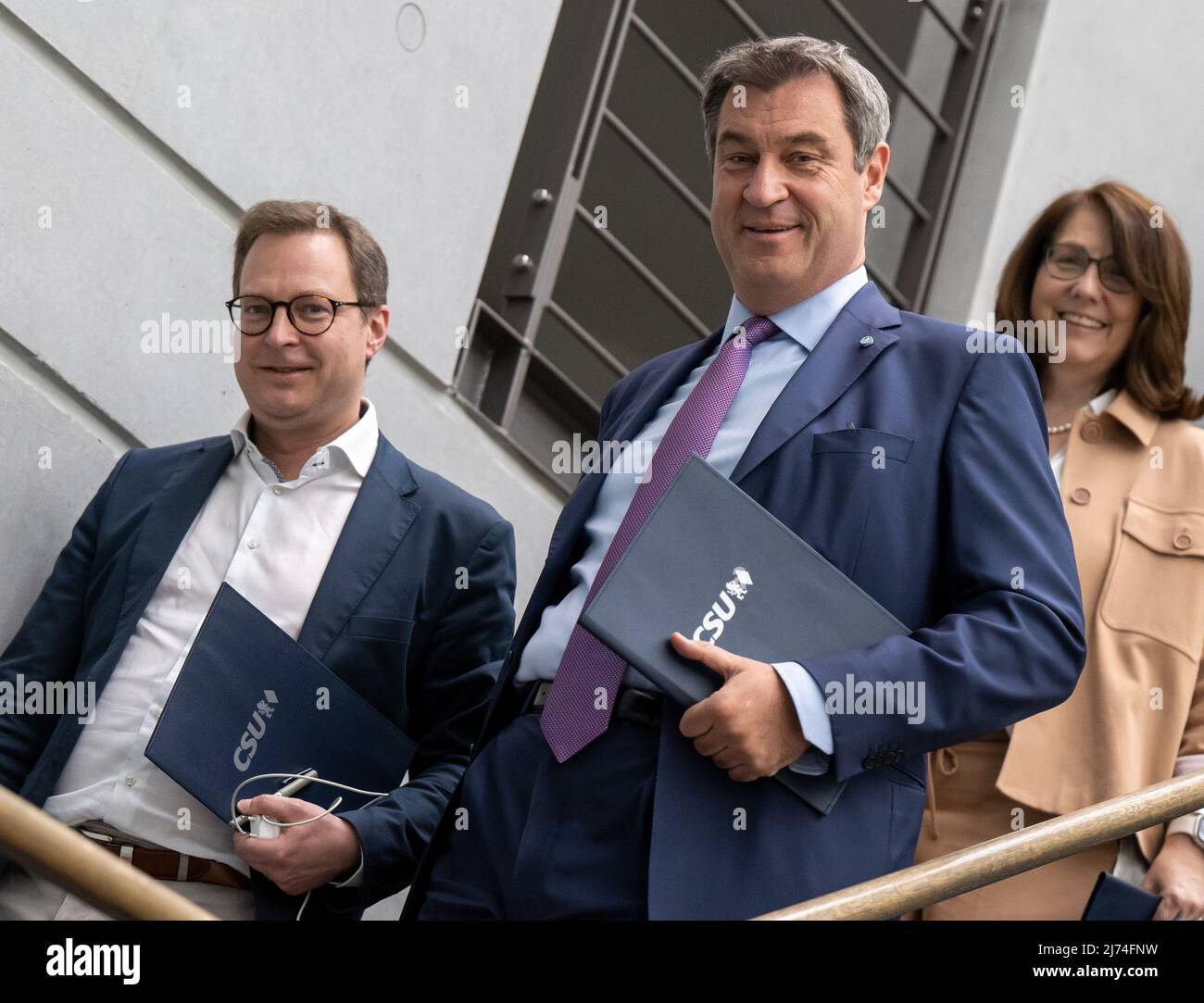 06 mai 2022, Bavière, Munich: Markus Söder (r), président du parti CSU ...