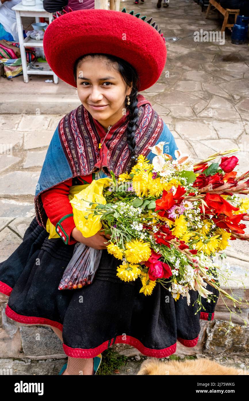 Un portrait d'Une jeune femme autochtone quechua tenant des fleurs au ...
