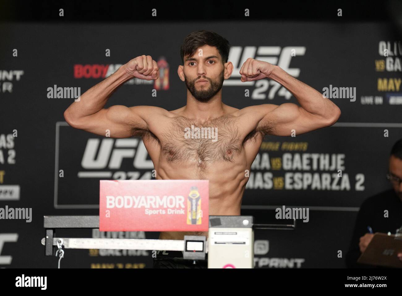 PHOENIX, AZ - Mai 6: Matt Schnell passe à l'échelle de Hyatt Regency ...