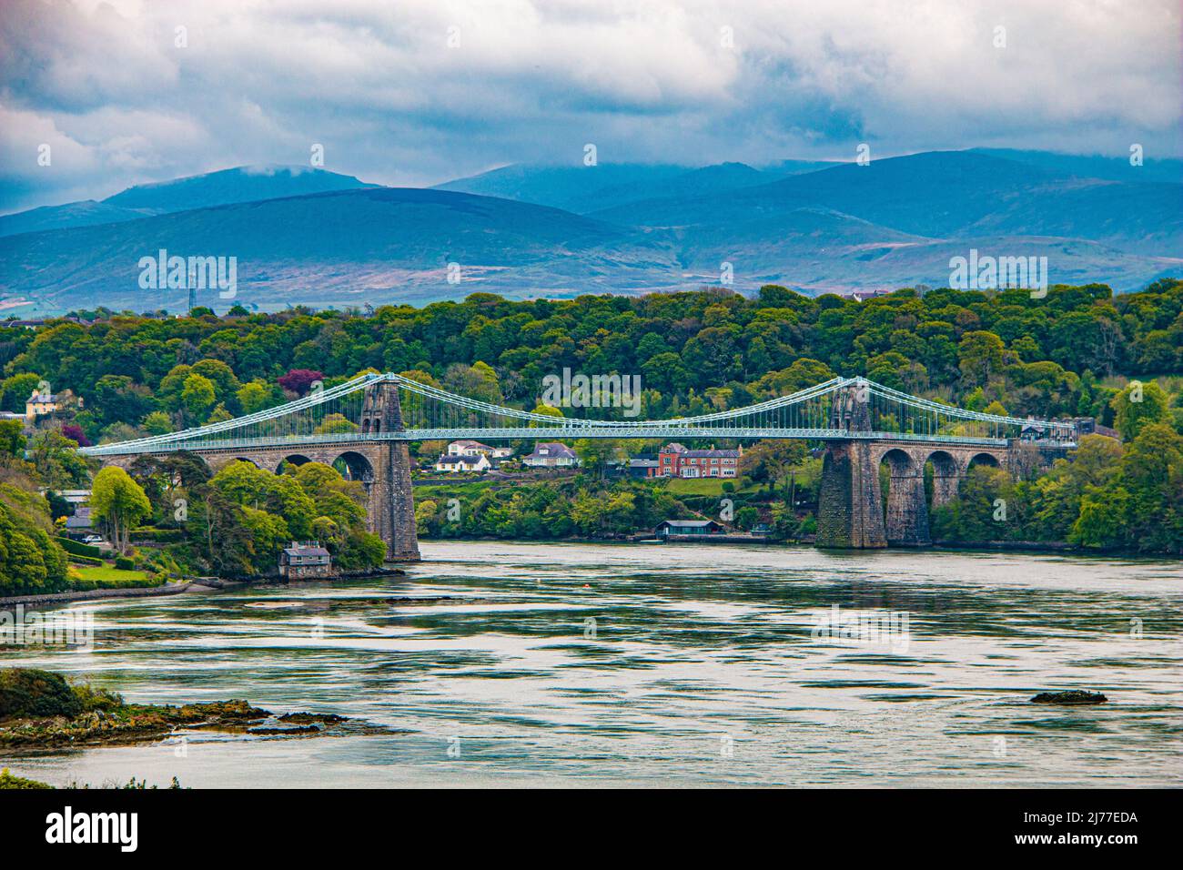 Le pont suspendu de Menai, au-dessus du Menai, conçu par Thomas Telford ...