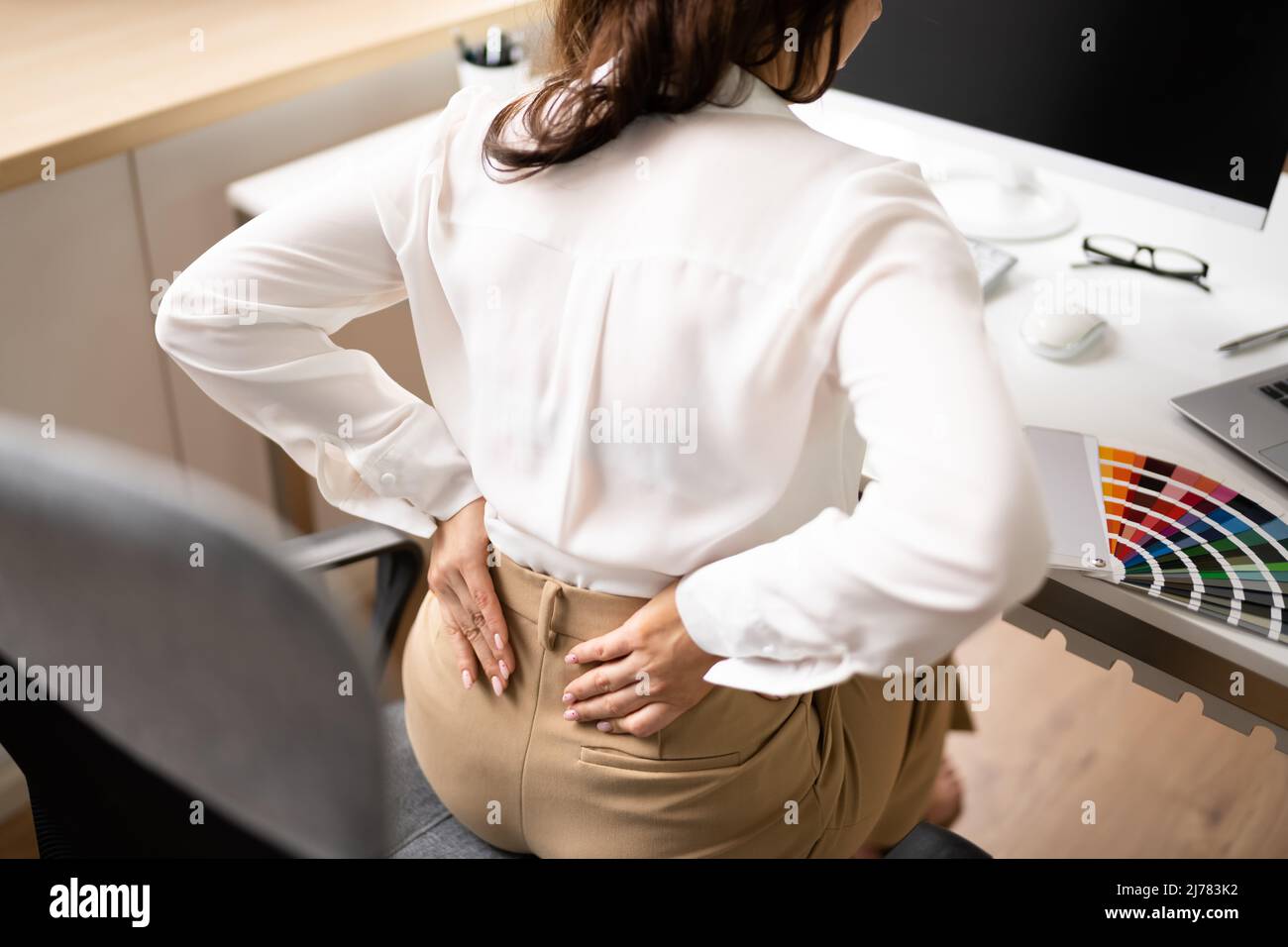 Jeune femme assise dans une chaise de bureau Banque de photographies et d’images à haute ...