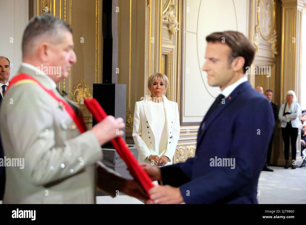 Le général Benoît Puga présente l'insigne du Grand Maître de la Légion ...