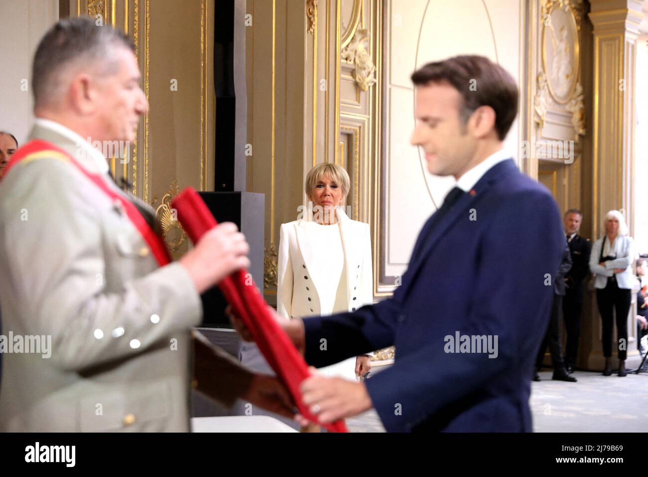 Le général Benoît Puga présente l'insigne du Grand Maître de la Légion ...