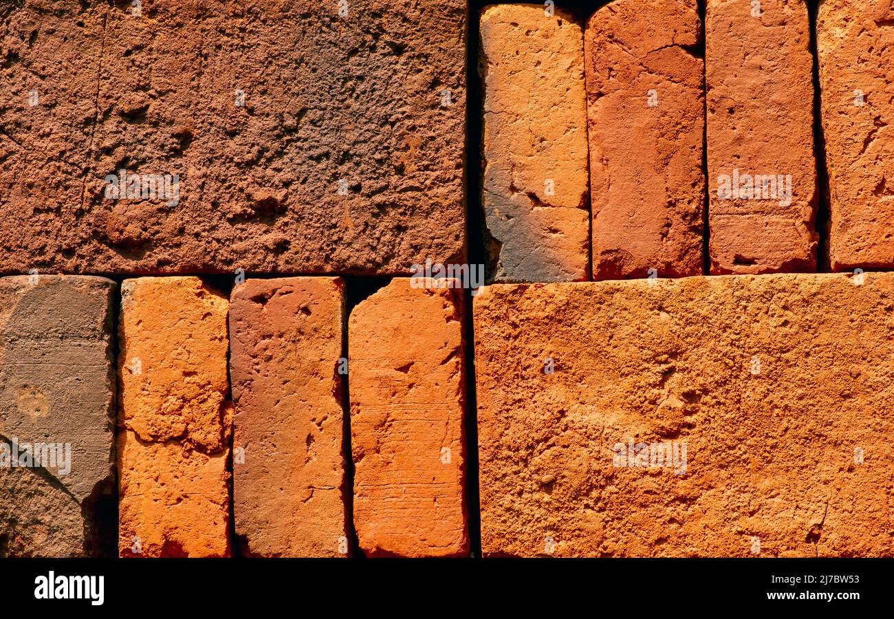 Pile de vieilles briques rouges Banque de photographies et d’images à ...