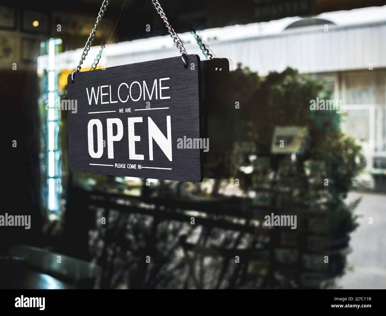 Panneau d'affichage ouvert avec texte blanc sur panneau en bois vintage ...