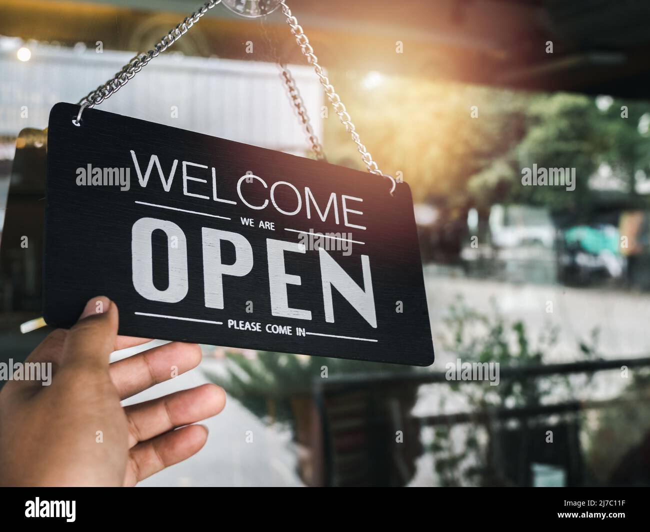 Panneau d'affichage ouvert avec texte blanc sur panneau en bois vintage ...