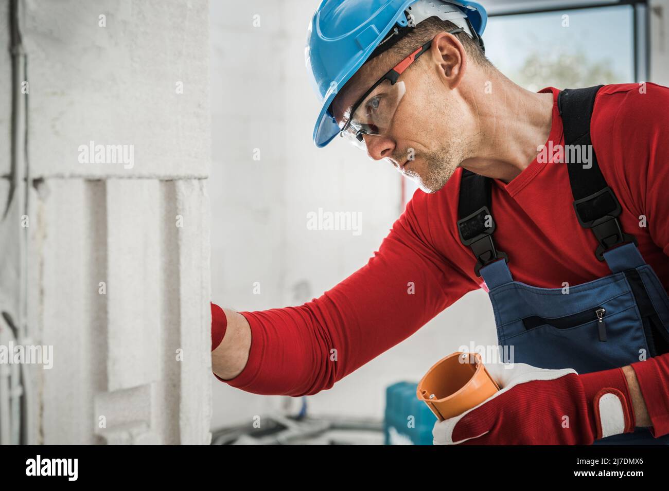 Électricien professionnel dans son 40s installation de prise électrique ...