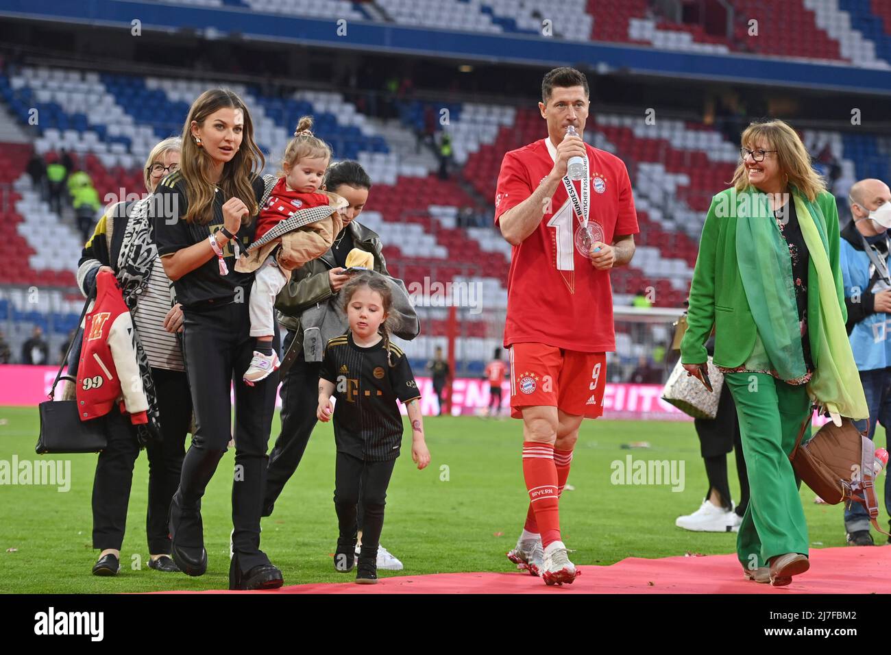 Robert LEWANDOWSKI (FC Bayern Munich) avec sa femme Anna et ses filles ...