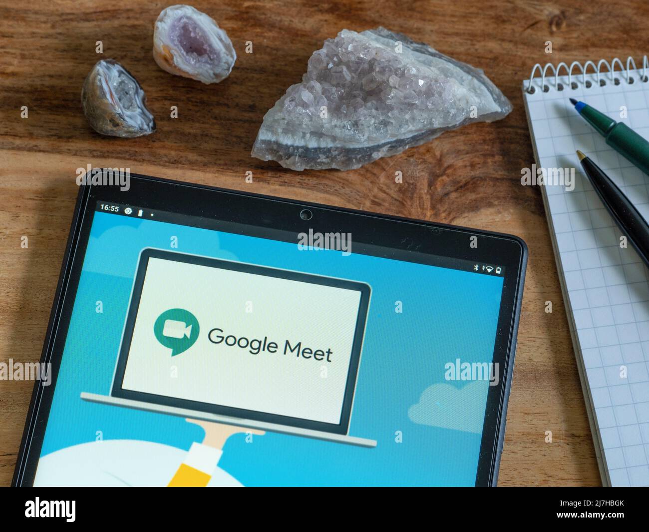 Sur cette photo, le logo Google Meet apparaît sur une tablette Photo ...