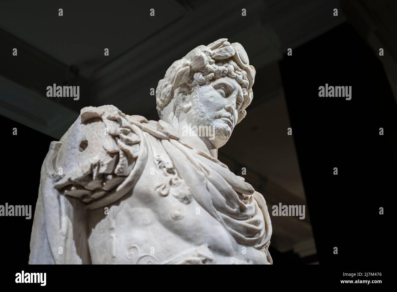 Statue de l'empereur romain Hadrien au musée archéologique, Istanbul ...