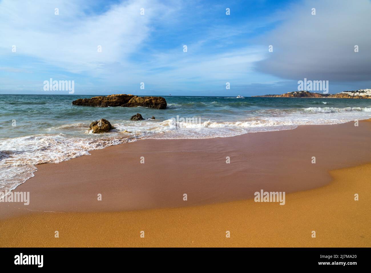 Plage vide d'Albufeira.Cette plage fait partie de la célèbre région ...