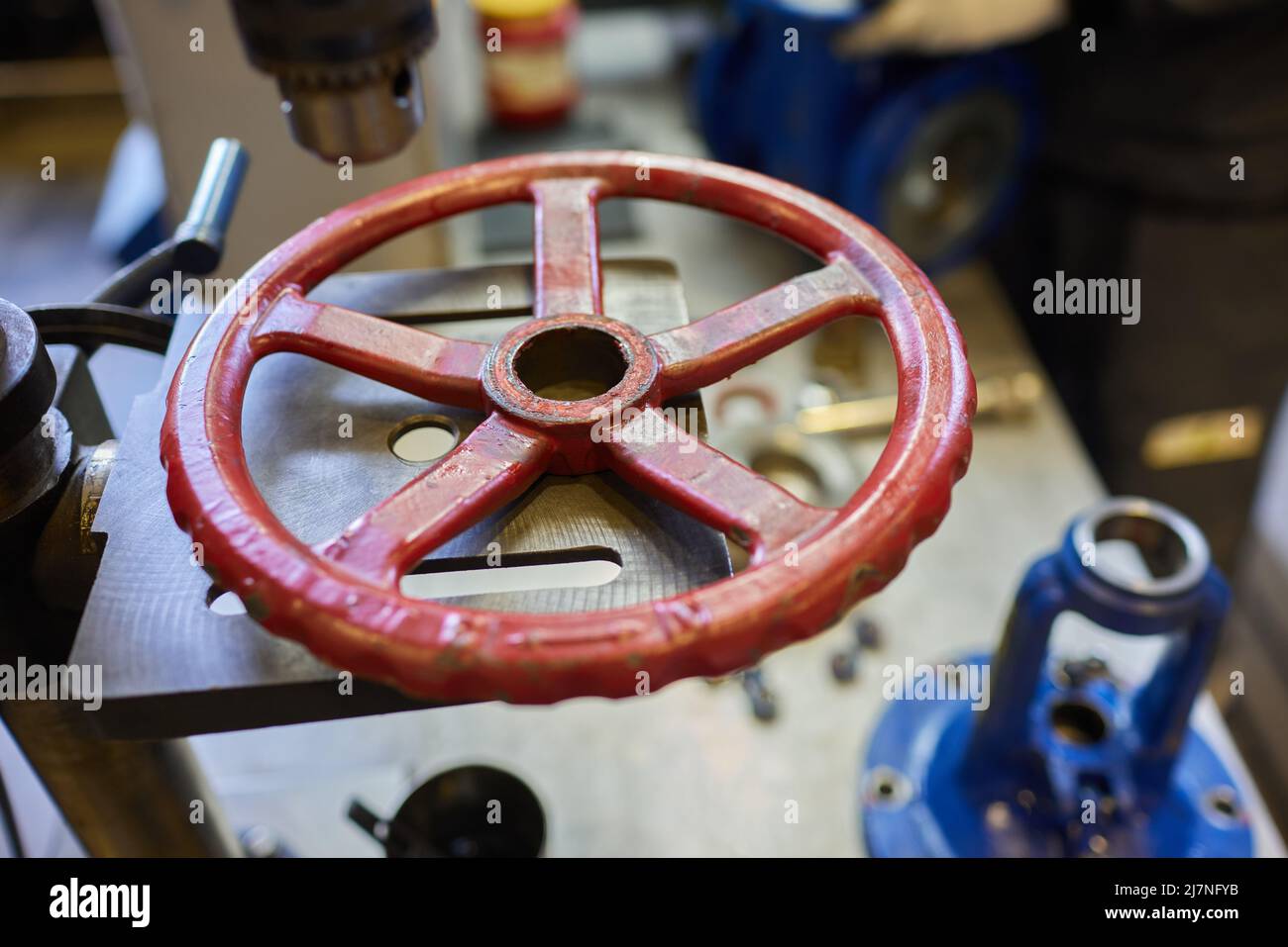 Gros plan sur la vanne de canalisation utilisée pour contrôler le ...