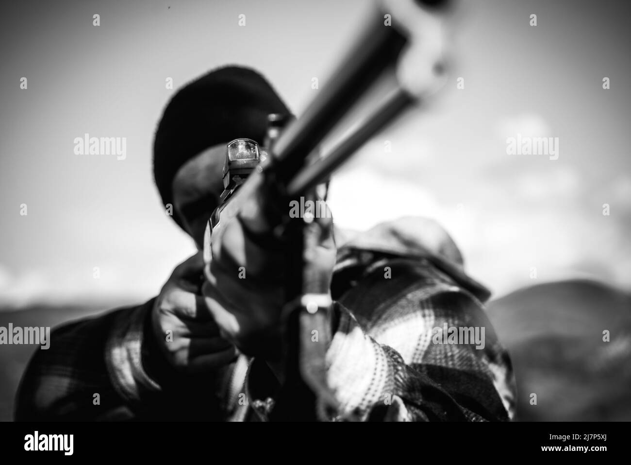 Chasseur Visant Le Fusil En Forêt Chasseur Avec Fusil De Chasse Saison De Chasse En Automne