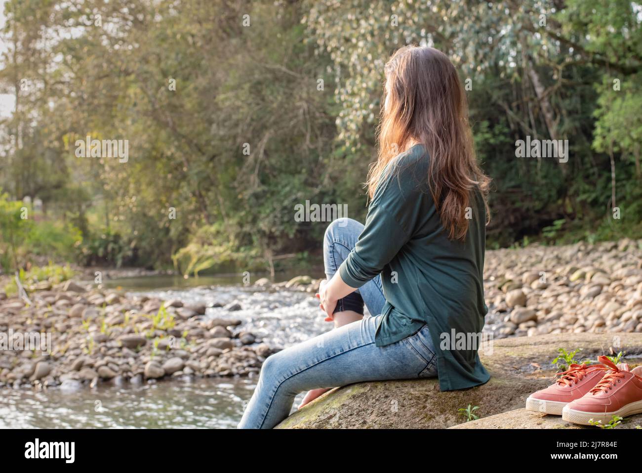 Femme aux pieds nus assise sur un Banque de photographies et d’images à haute résolution - Alamy