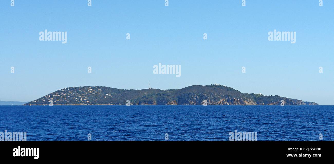 L'île de Levant, occupée en 3/4 par la marine nationale et le reste par ...