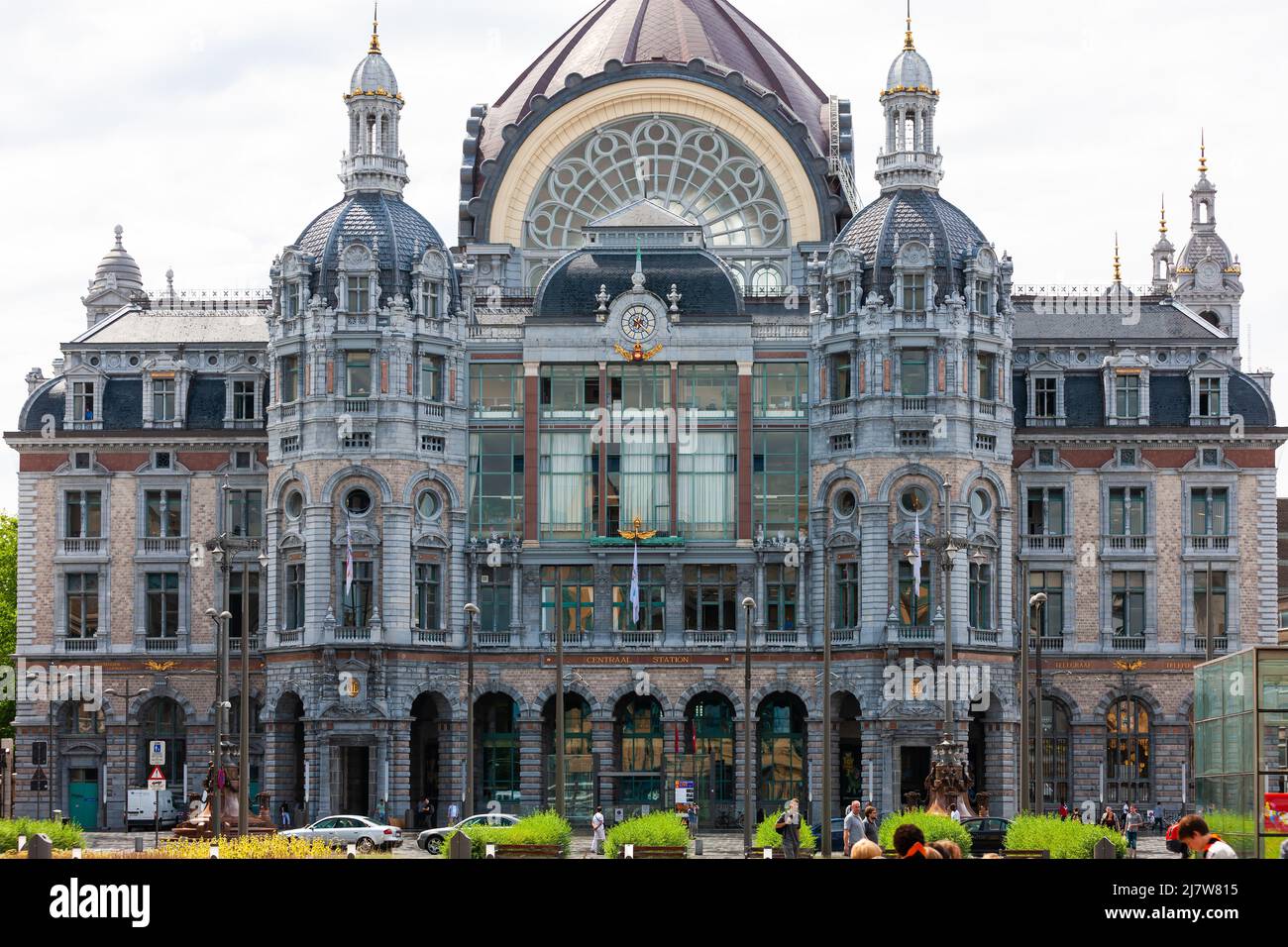 Anvers, Belgique - 12 juillet 2010 : Station Antwerpen-Centraal ...