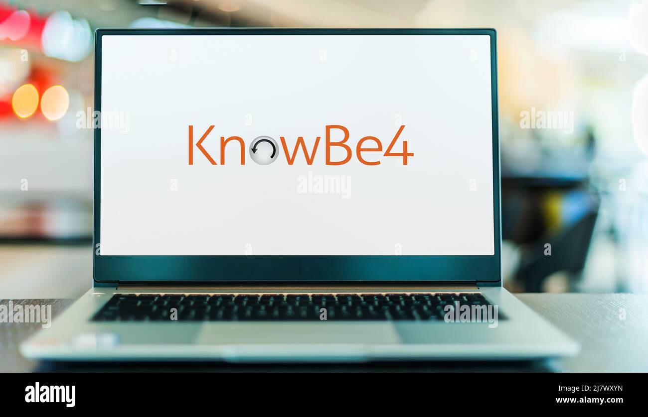 POZNAN, POL - OCT 22, 2021: Ordinateur portable affichant le logo de ...