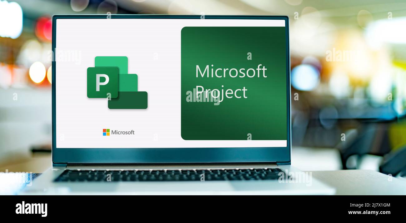 POZNAN, POL - DEC 12, 2021: Ordinateur portable affichant le logo de ...