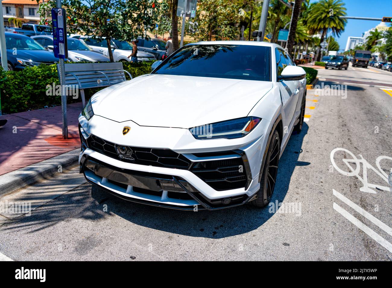 Lamborghini urus white Banque de photographies et d’images à haute ...